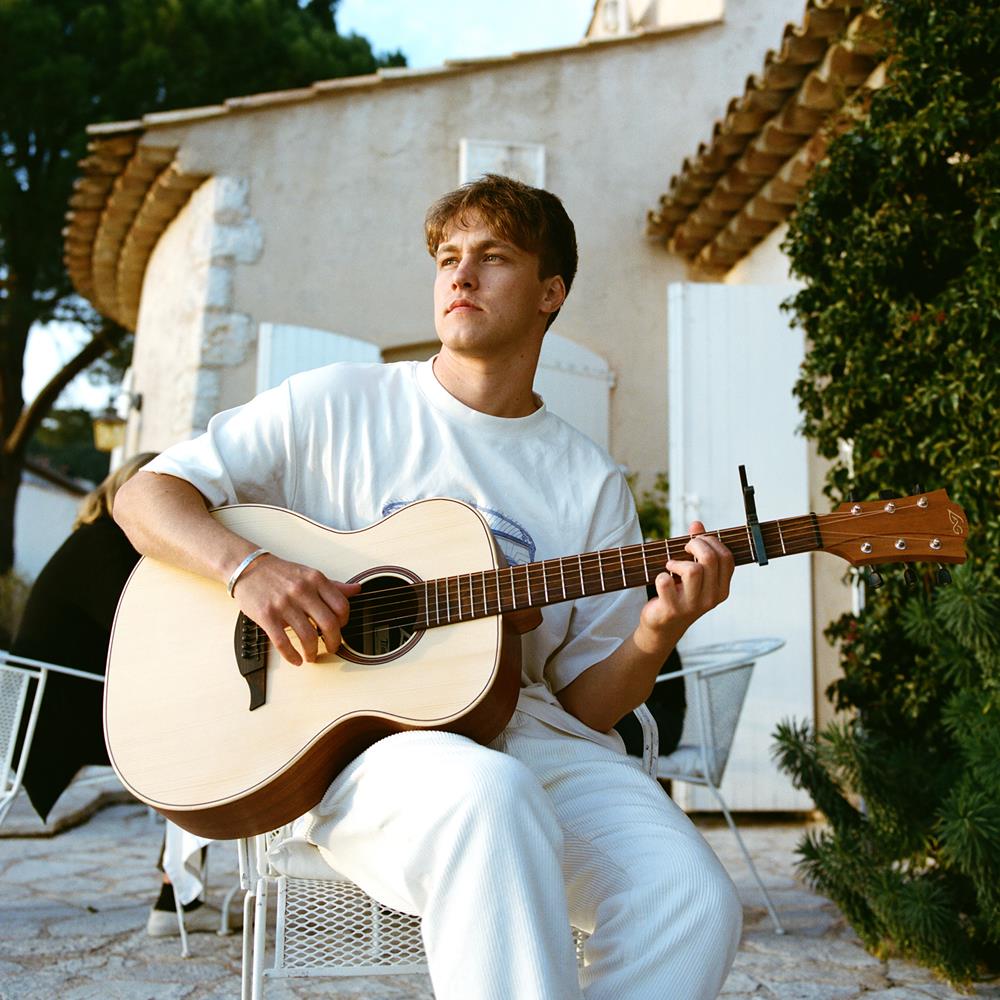 Max Allais z singlem „Wherever You Go”. Miłość nie potrzebuje stałego ...